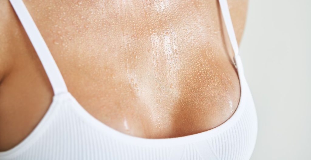 Transpiration sous les seins : 5 astuces qui marchent vraiment