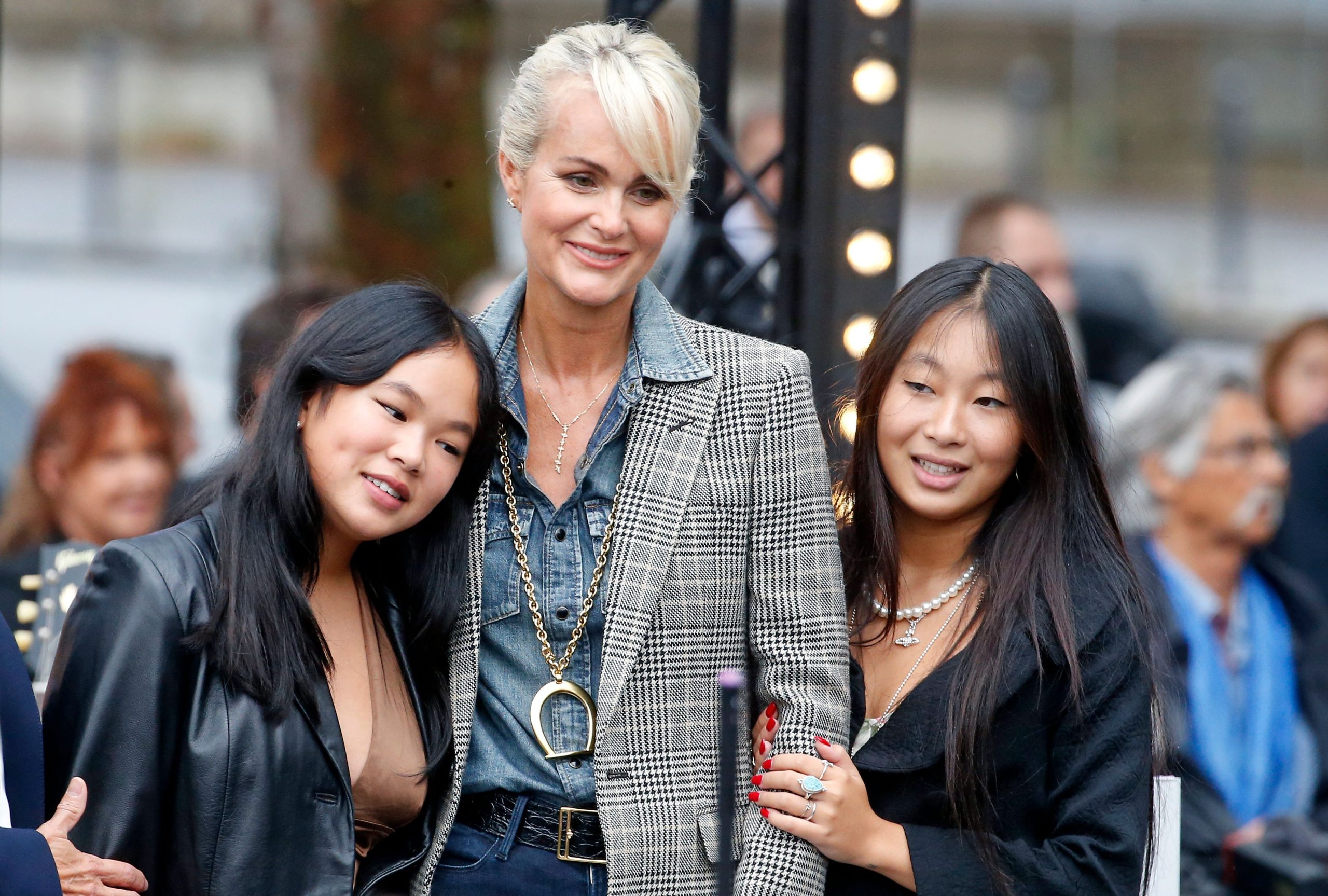 Joy et Laeticia Hallyday rendent hommage à Johnny pour célébrer la ...