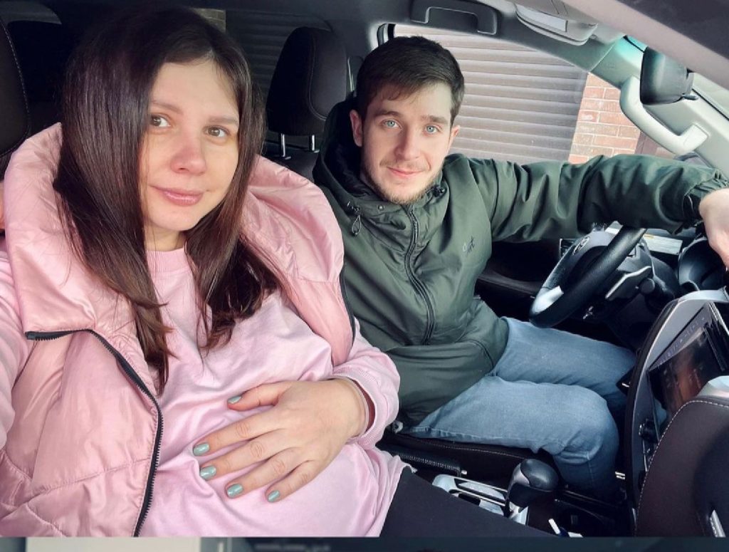 Une influenceuse et le beau fils qu'elle élève depuis 15 ans se marient ...