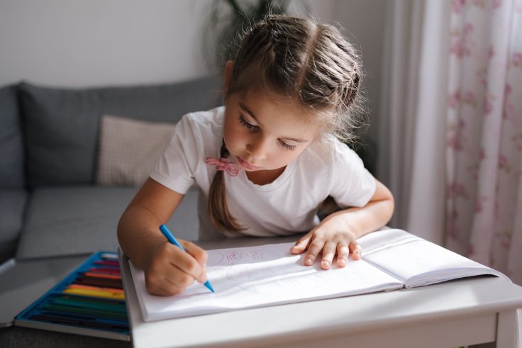 Voici à quel âge vous pouvez laisser votre enfant seul à la maison