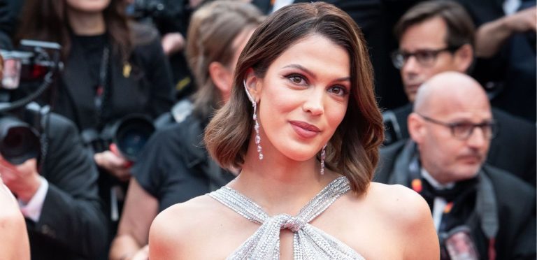 Iris Mittenaere dévoile ses jambes dans une robe très structurée pour la montée des marches à Cannes