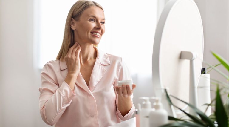 Les 5 meilleures crèmes anti-âge pour avoir une belle peau après 60 ans