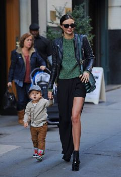 Miranda Kerr : Topless pour le Vogue Coréen (Photos)