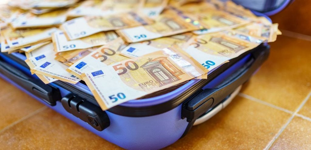 Elles découvrent une valise pleine de billets sur un parking et la rendent au propriétaire, il ...