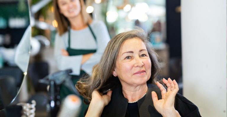 Cheveux gris : les astuces d’une coiffeuse pour réussir à arrêter les ...