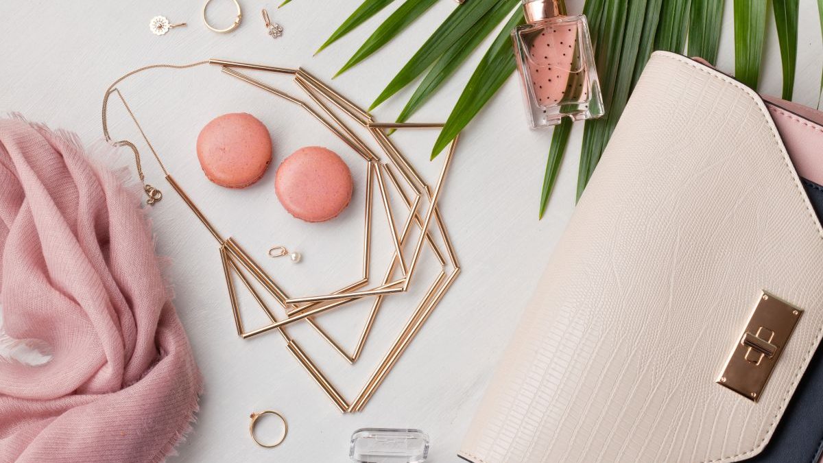 Cette association d'accessoire est la grande tendance mode de l'été 2025
