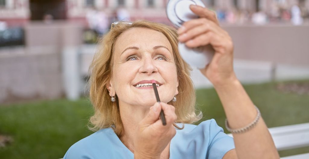 Maquillage après 60 ans : cette erreur vieillit radicalement le visage