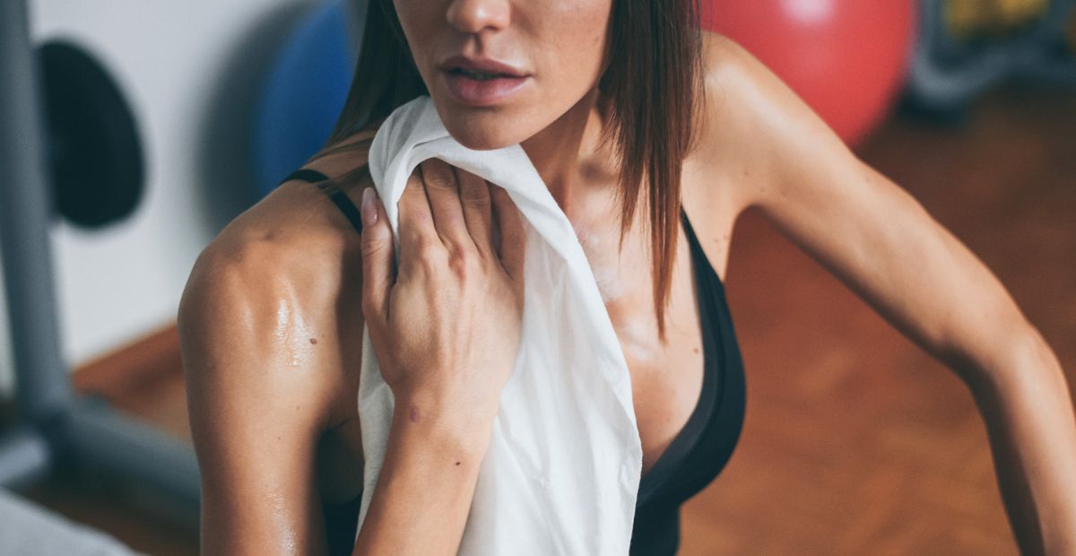 Transpiration sous les seins : symptômes d’intertrigo