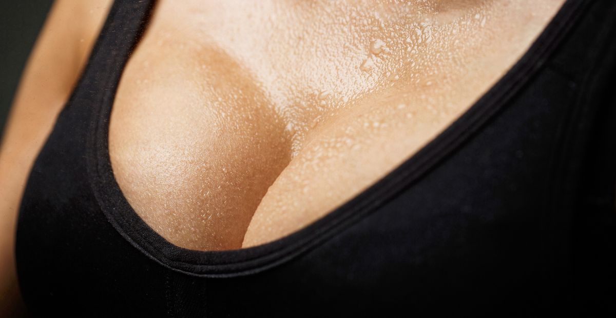 Transpiration sous les seins : 4 problèmes de peau à éviter