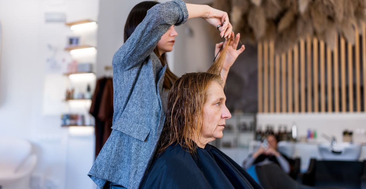 Cheveux après 50 ans : 3 erreurs qui rendent une coiffure ringarde