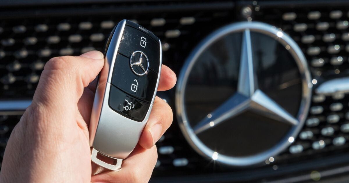 Un retraité vole une Mercedes 350 SL en Suisse grâce au double des clés